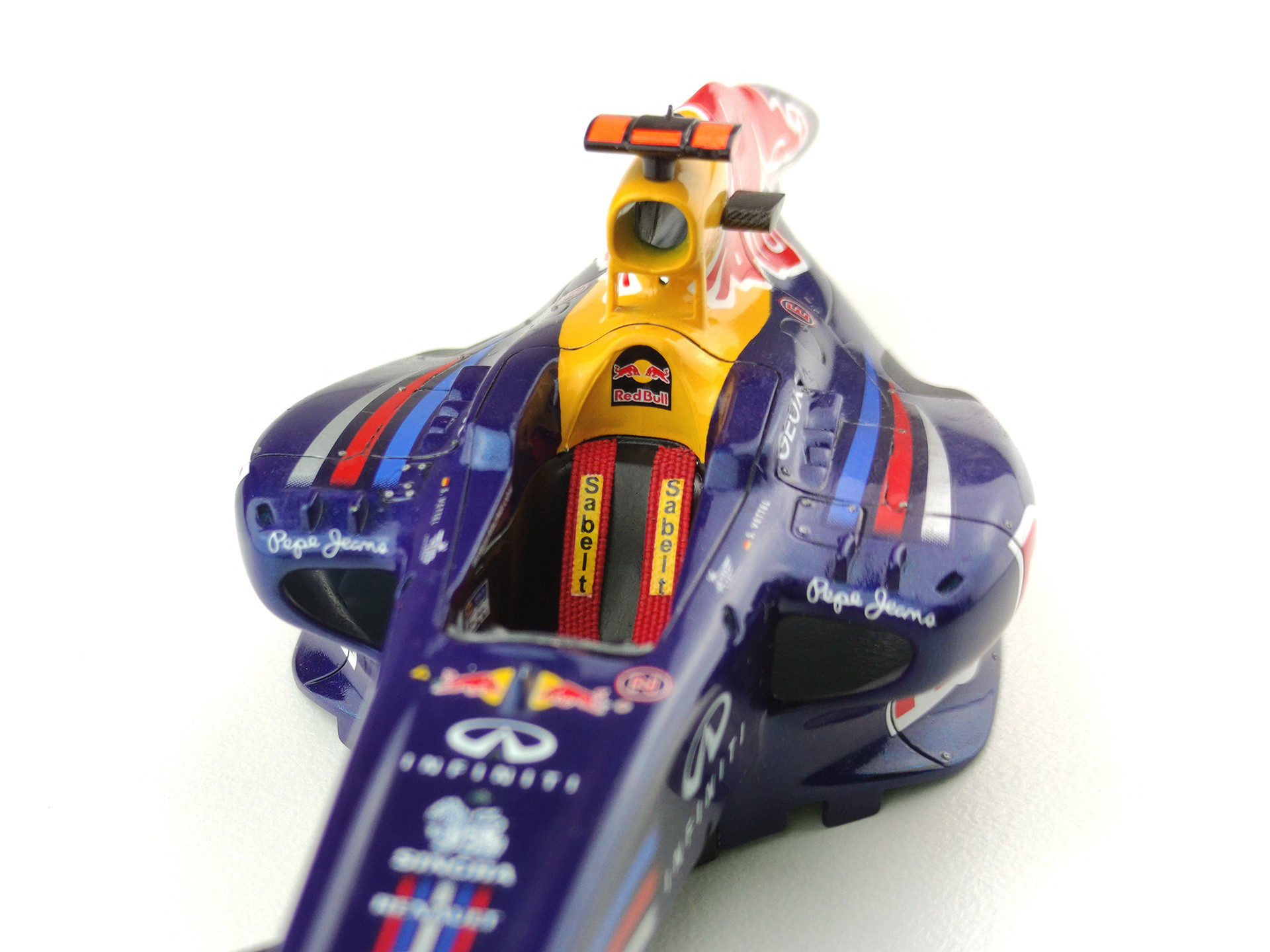 Red Bull Racing RB8 (Sebastian Vettel) | Revell 1:24