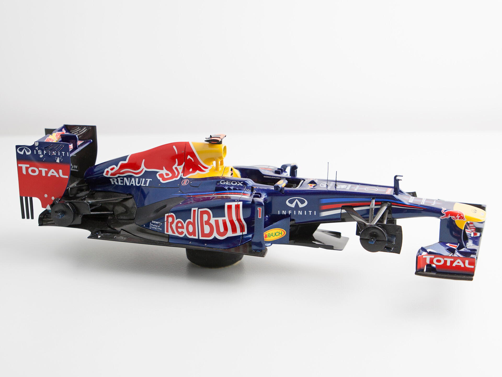 Red Bull Racing RB8 (Sebastian Vettel) | Revell 1:24